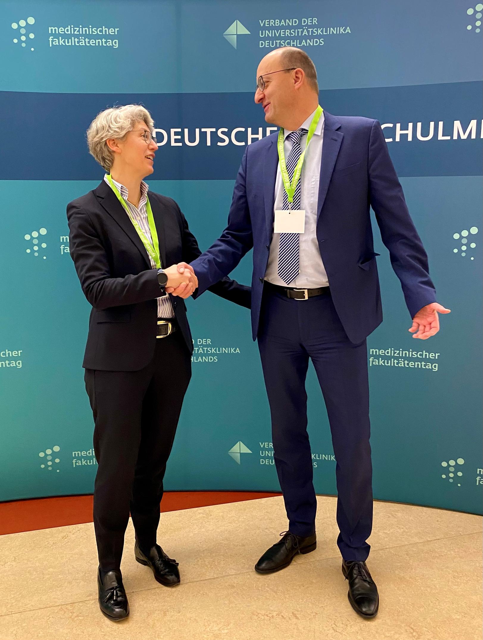 Preis der Deutschen Hochschulmedizin: Prof. Julia Mayerle gehört mit zu ...